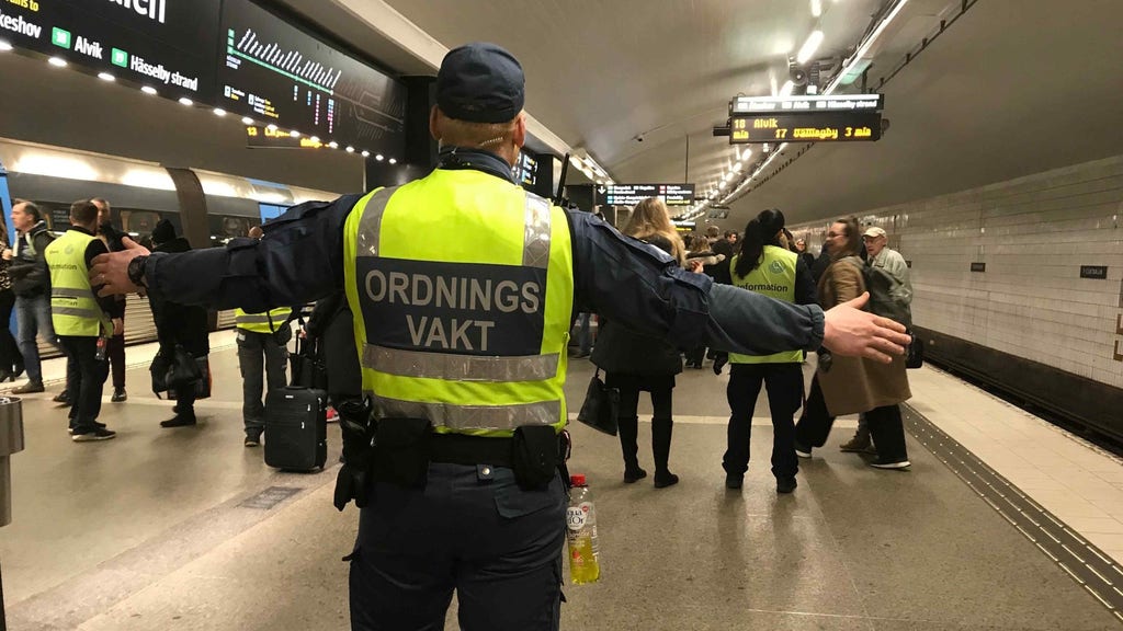 T-centralen utryms efter brandlarm - DN.se T-centralen utryms efter brandlarm - DN.se